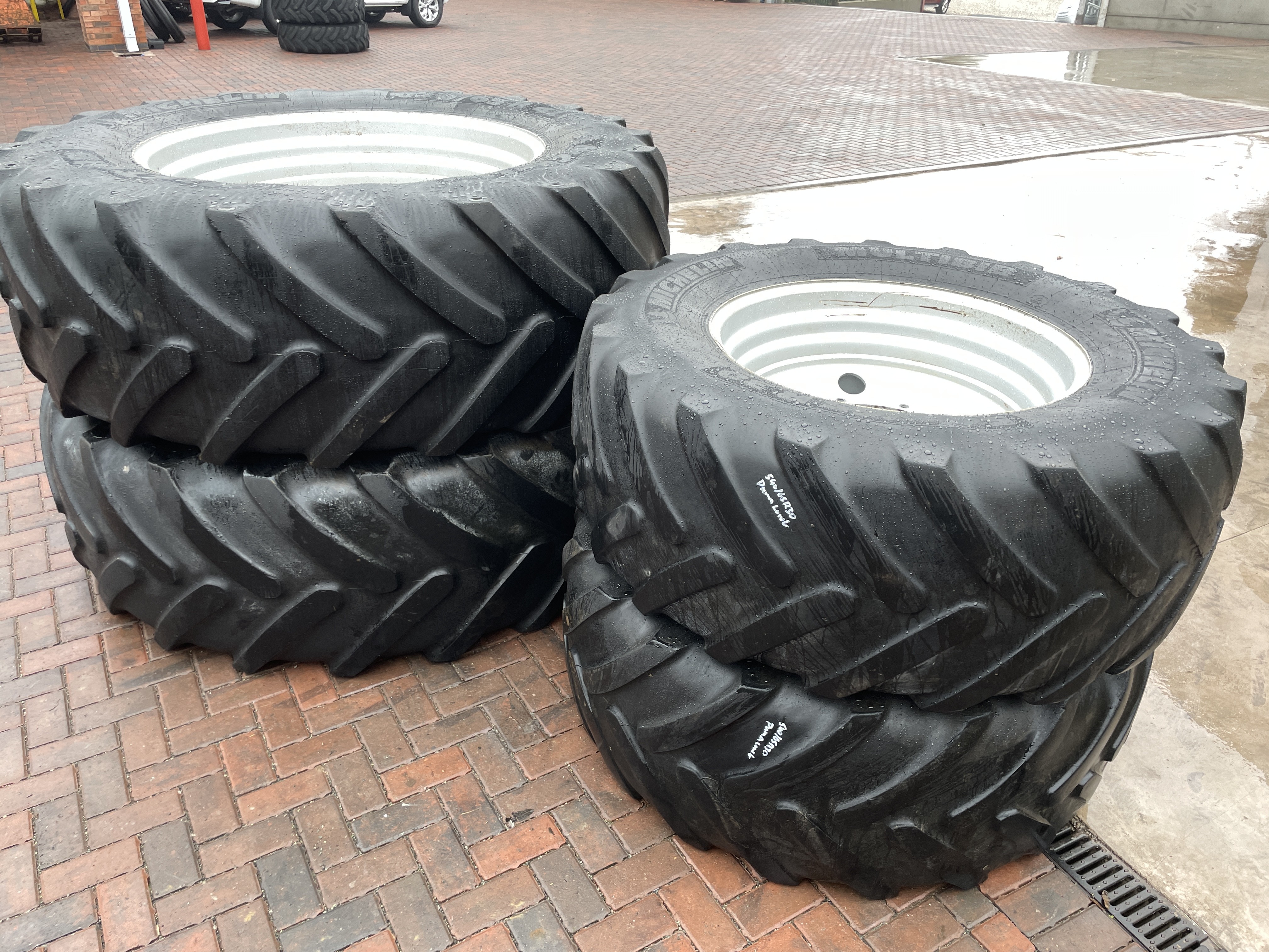 full set 650/65R42 -540/65R30 wheels and tyres for Puma long